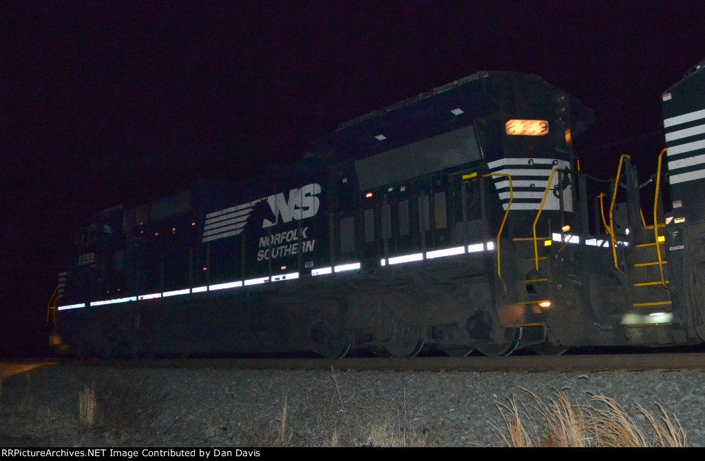 NS C40-8W 8359 leads 17G westbound at CP West Lang